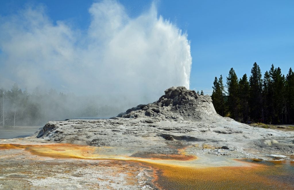 Castle Geyser Yellowstone (Wikimedia Commons) - Earth Buddies