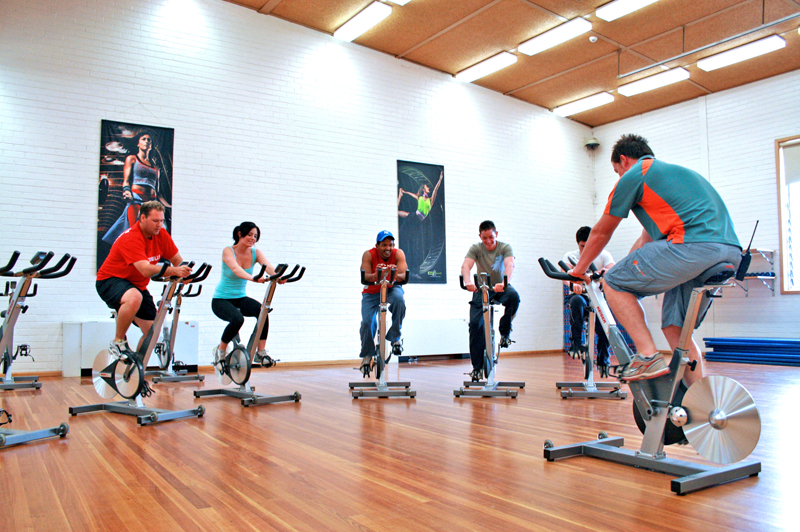 Indoor_Cycle_Class_at_a_Gym (Wikimedia Commons) - Earth Buddies